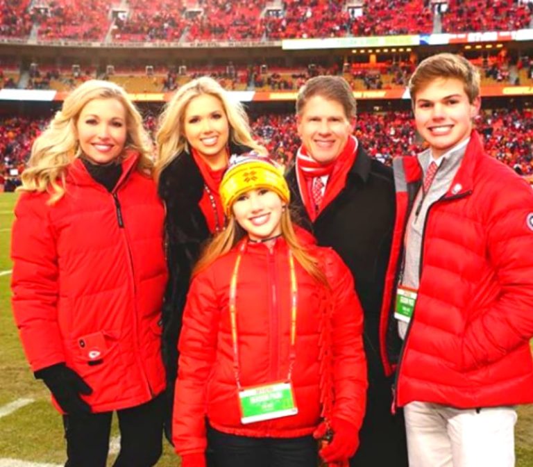 Tavia Shackles Hunt Wiki, Age, Height, Kids, Family, Clark Hunt's Wife, Bio