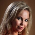 Lesley-Ann Poppe [Model] Wiki, Net Worth, Biography, Age, Boyfriend